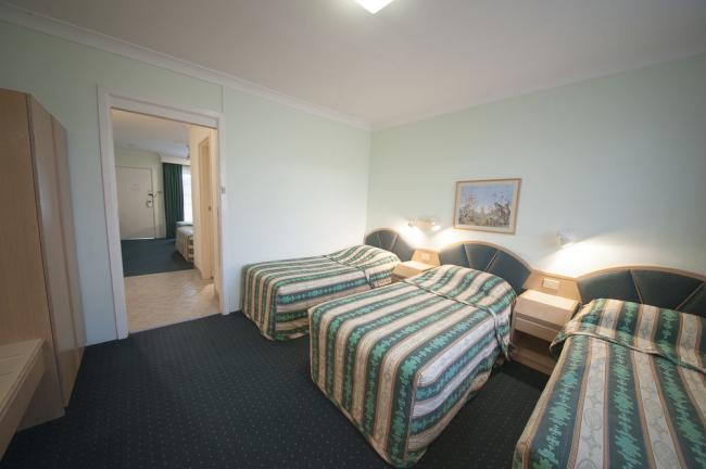 Colonial Terrace Motor Inn,Port Stephens:Photos,Reviews,Deals